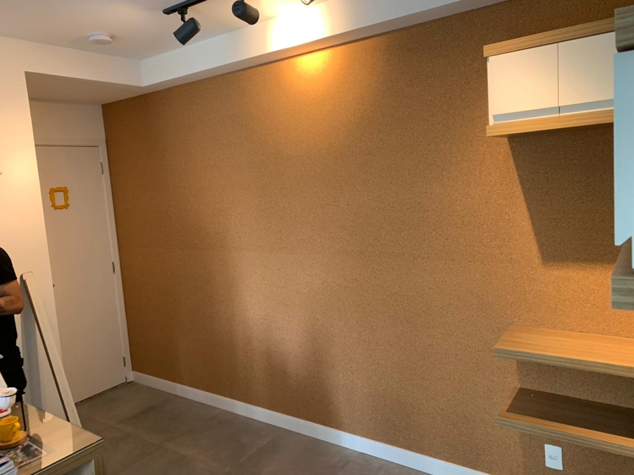 Cortiça de parede: vale a pena? Veja as vantagens e como instalar de ...